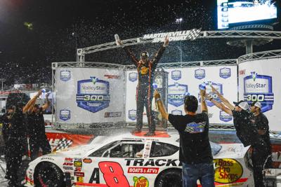 Carson Kvapil holds off Mike Looney to win