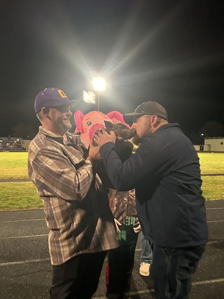 Halm kisses the pig | Features | goldendalesentinel.com