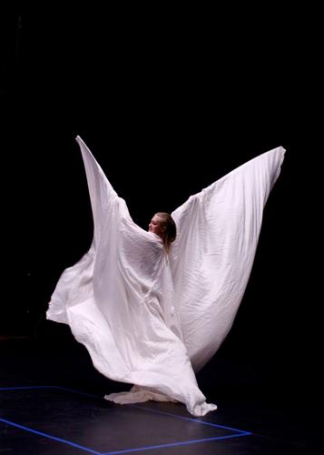 Gonzaga dance welcomes expert on silk-and-blacklight dance, Jessica ...