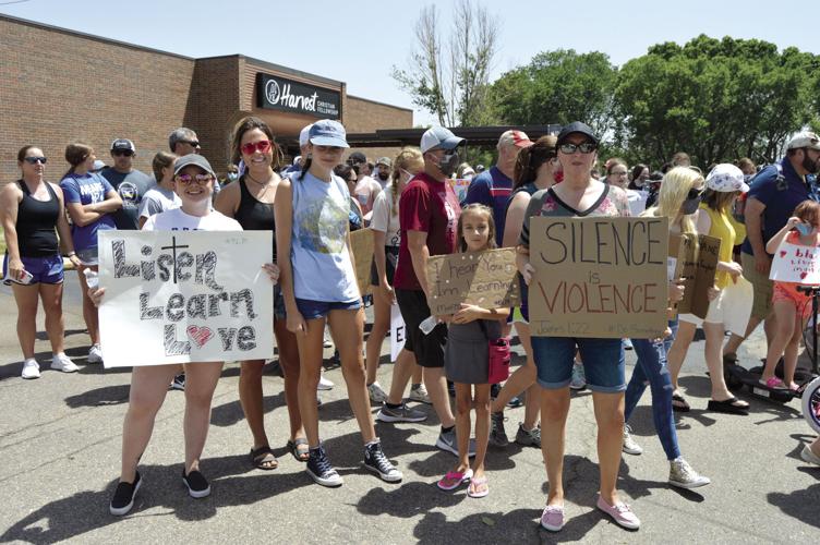 A peaceful walk for change | Galleries | gothenburgleader.com
