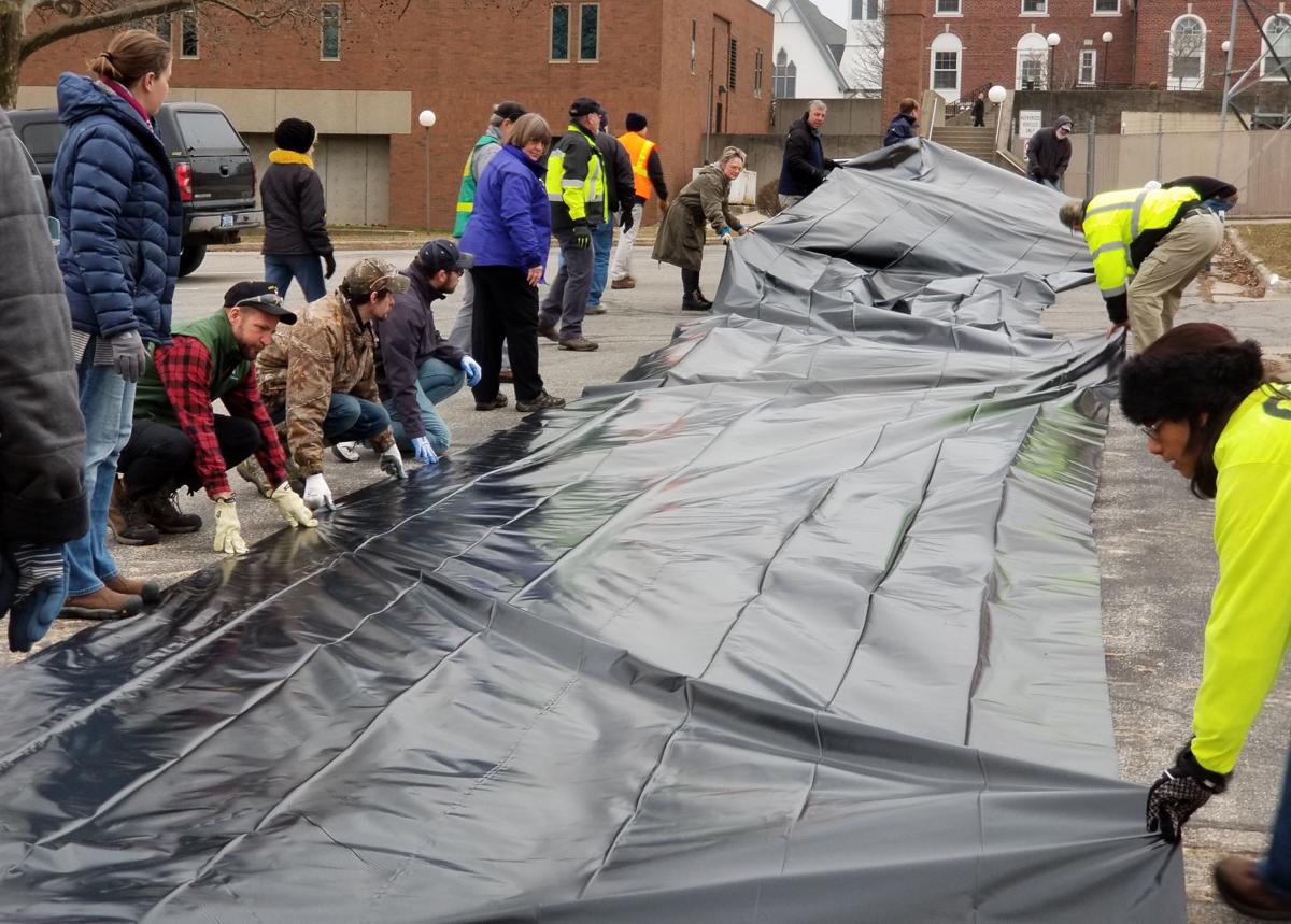 Volunteers get lesson in building temporary sandbag levee | Local News ...