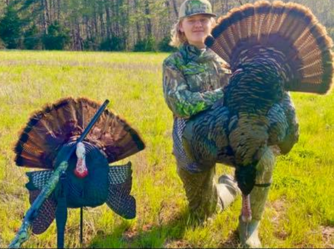 18-year-old dies from apparent accidental shooting in Food Lion parking lot