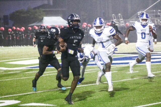 Jags defeat Raiders, remain undefeated | Sports | griffindailynews.com