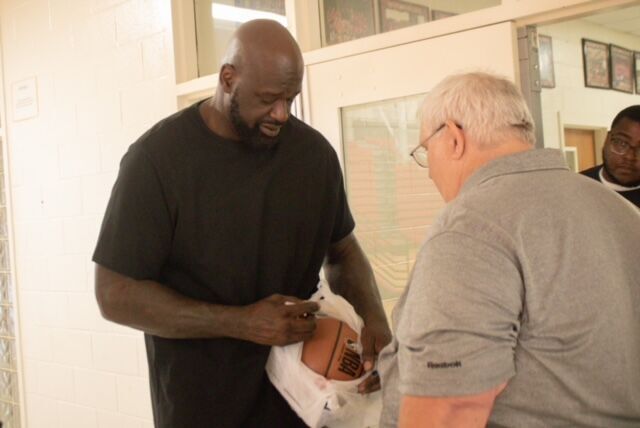 Shaq gives back | Sports | griffindailynews.com