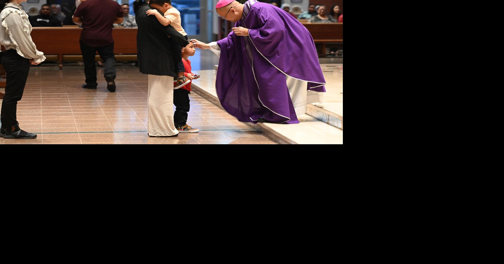 Catholics receive a cross of ashes on their foreheads on Ash Wednesday | Multimedia | guampdn.com