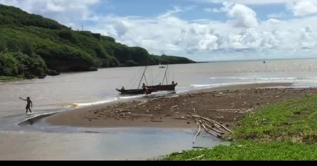 Traditional Polynesian canoe sails to Guam | Local News | guampdn.com