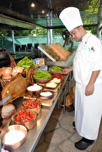 Mes CHamoru: Dinanche competition heats up the Hyatt Regency Guam ...