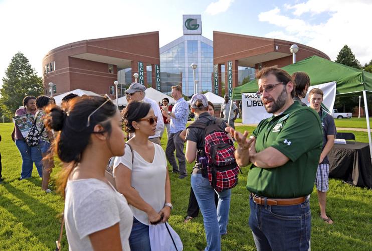 GGC welcomes new students with ‘March Through the Arch’ | News ...