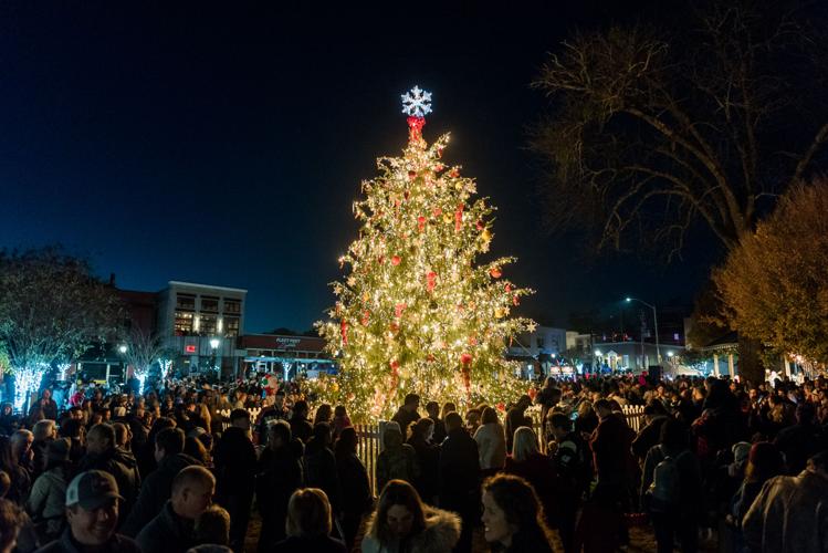 Annual Lighting of the Tree event draws hundreds to downtown ...