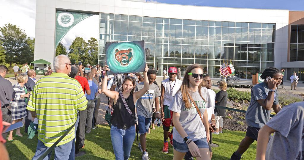 GGC welcomes new students with ‘March Through the Arch’ | News ...
