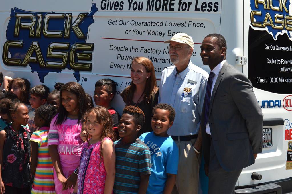 Chesney Elementary celebrates use of summer bookmobile from Rick Case ...