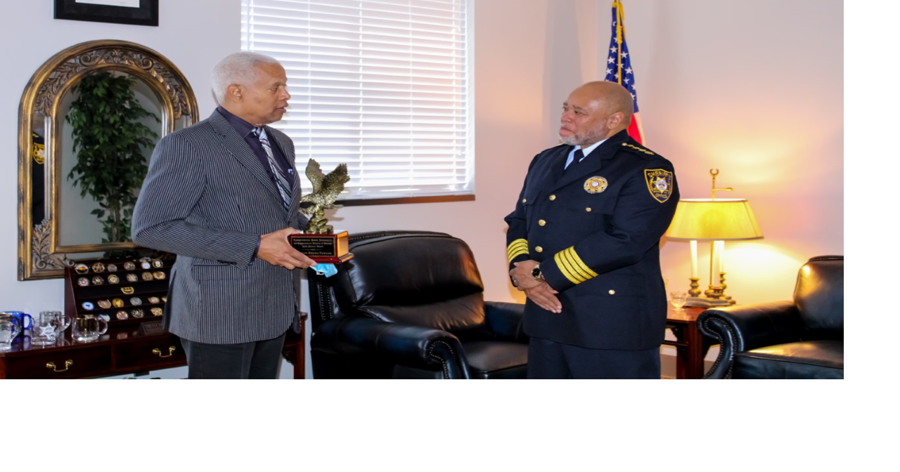 Rep. Hank Johnson presents Pioneer Award to Gwinnett Sheriff Keybo ...
