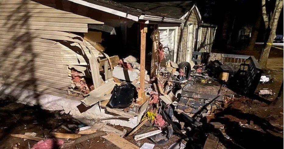 Driver killed after car runs into tree, mobile home in Buford | News ...