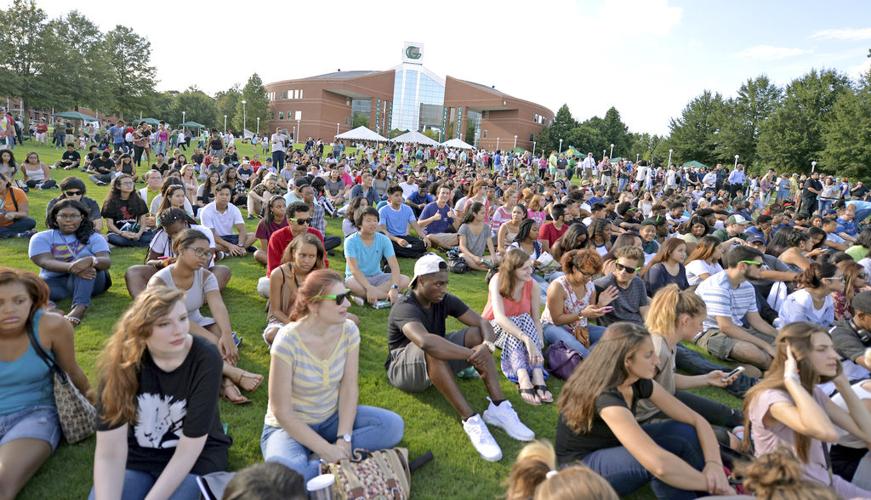 GGC welcomes new students with ‘March Through the Arch’ | News ...