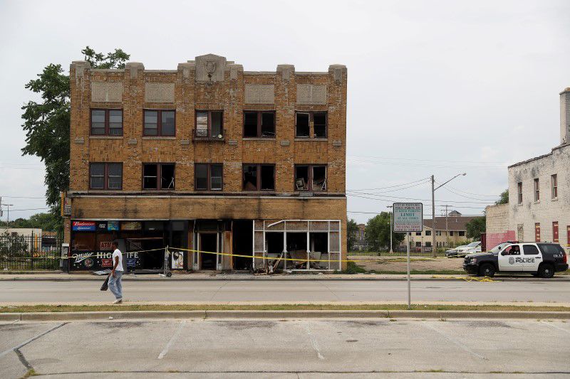 Milwaukee imposes curfew to quell rioting sparked by police shooting ...