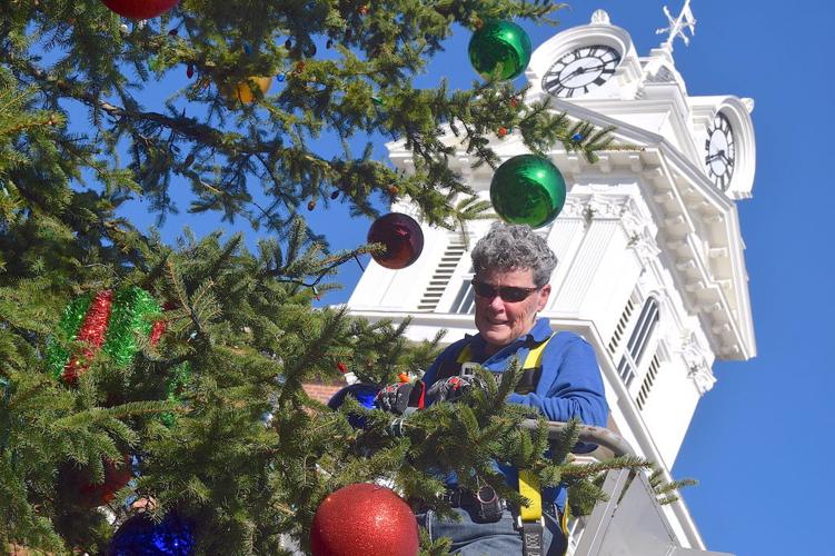 Gwinnett Historic Courthouse Christmas tree dressed up for holidays ...