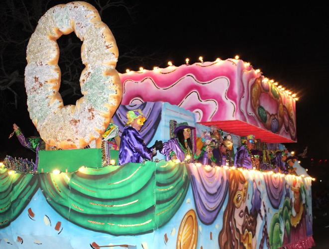 Damp day doesn't stop Krewe of Omega | News | hammondstar.com