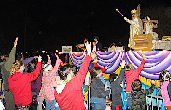 Damp day doesn't stop Krewe of Omega | News | hammondstar.com