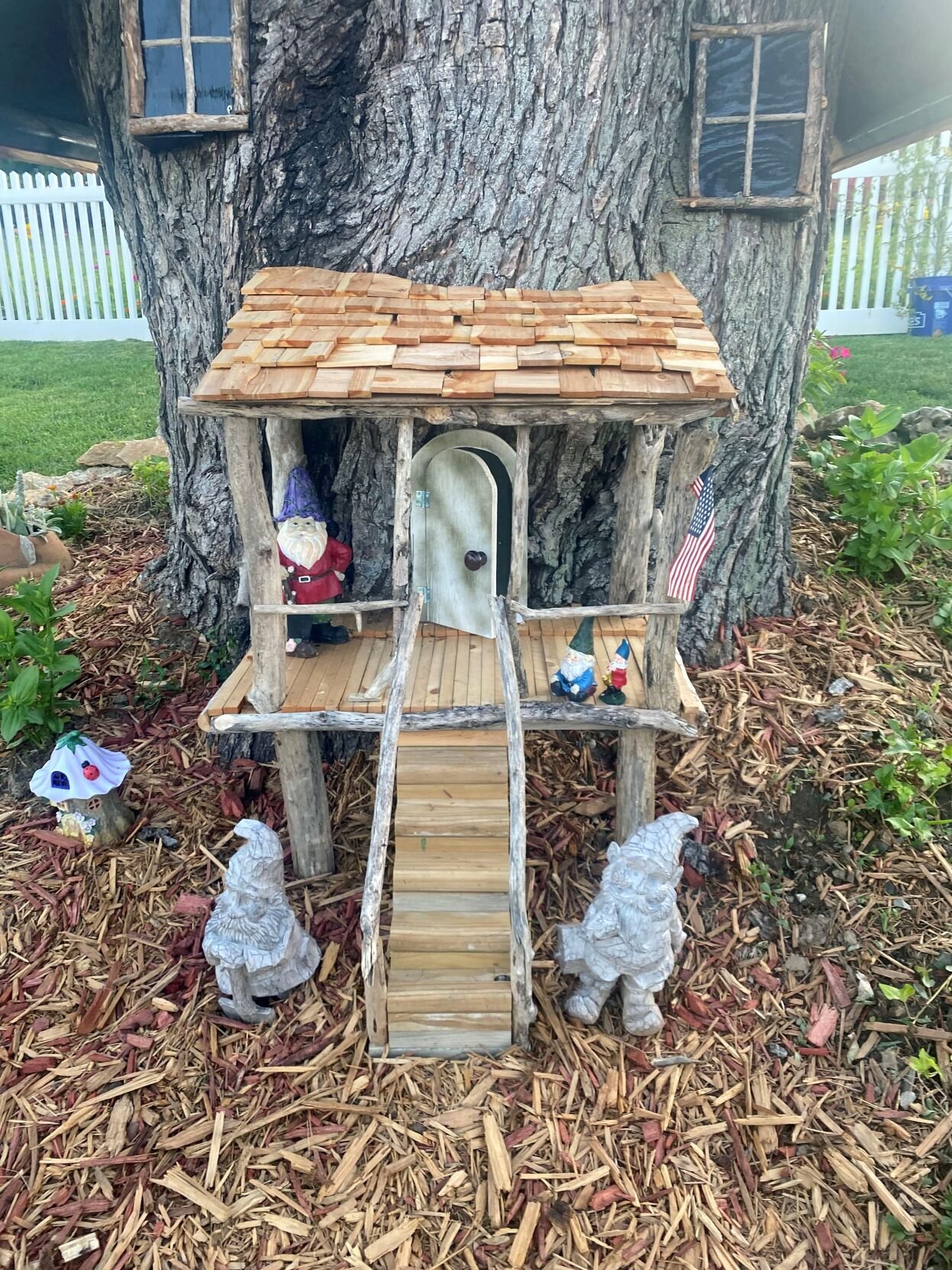 The transformation of a tree trunk into a gnome house | News | hannibal.net