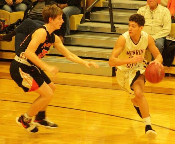 Monroe City makes plays in crunch time to advance | Article | hannibal.net