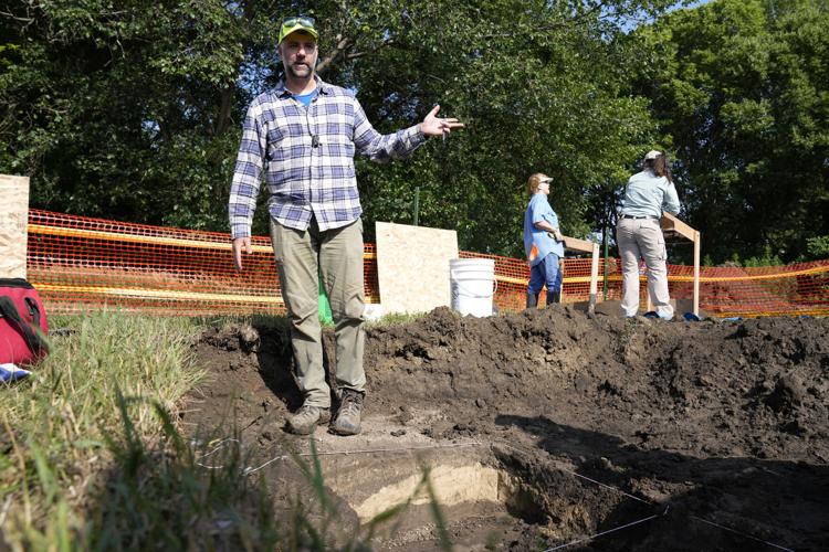 Native American leaders visit site of archeological dig to find remains ...