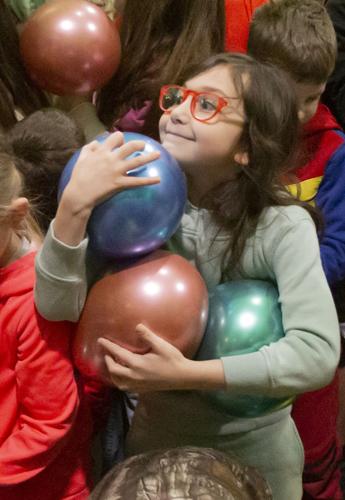 Kids ring in new year with balloon drop | News | hastingstribune.com
