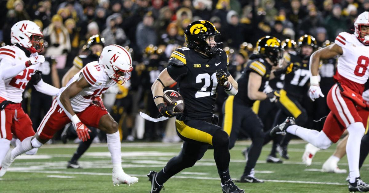 Kaden Wetjen Wins Jet Award Football