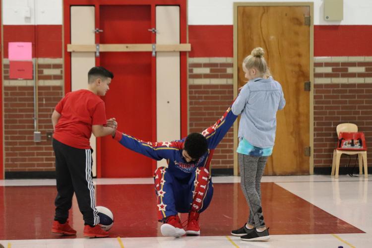 Harlem Globetrotter Sweet Lou II visits kids in Huntington school ...