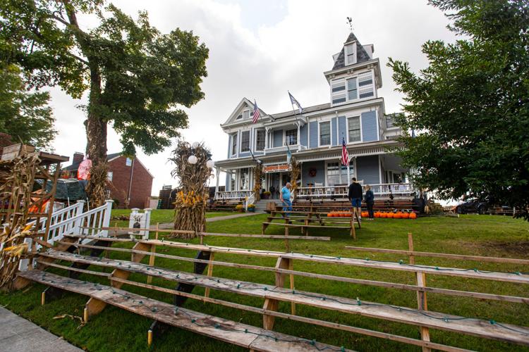 Photos: Volunteers help out at Kenova Pumpkin House | Multimedia | herald-dispatch.com