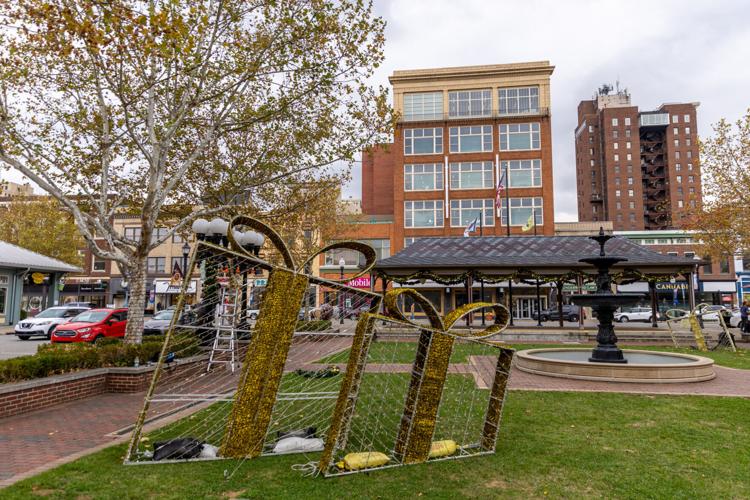 Holiday decorations spring up downtown | News | herald-dispatch.com