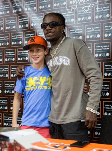 Fans gobble up Pacman Jones autographs, photos | Sports | herald ...