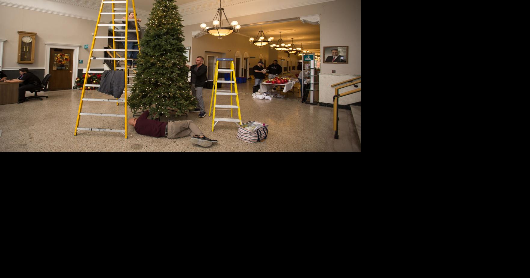 Workers put up Christmas tree at City Hall | News | herald-dispatch.com