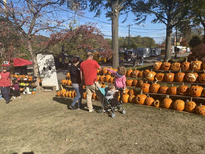 AutumnFest brings hundreds to Kenova Pumpkin House attraction | News | herald-dispatch.com
