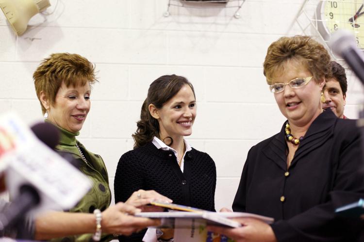 Gallery: Jennifer Garner visits Ashton Elementary | Photos News ...