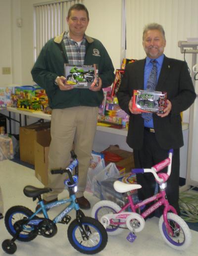 Insulators Local 80 donates Christmas gifts | Putnam News | herald ...