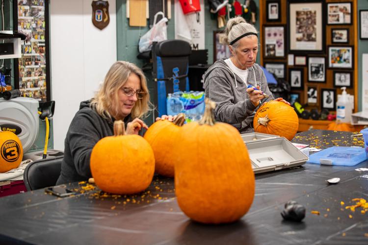 Photos: Volunteers help out at Kenova Pumpkin House | Multimedia | herald-dispatch.com