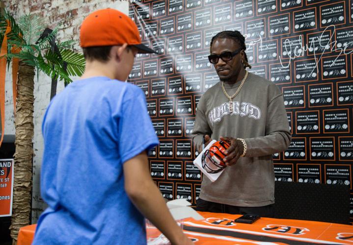 Fans gobble up Pacman Jones autographs, photos | Sports | herald ...
