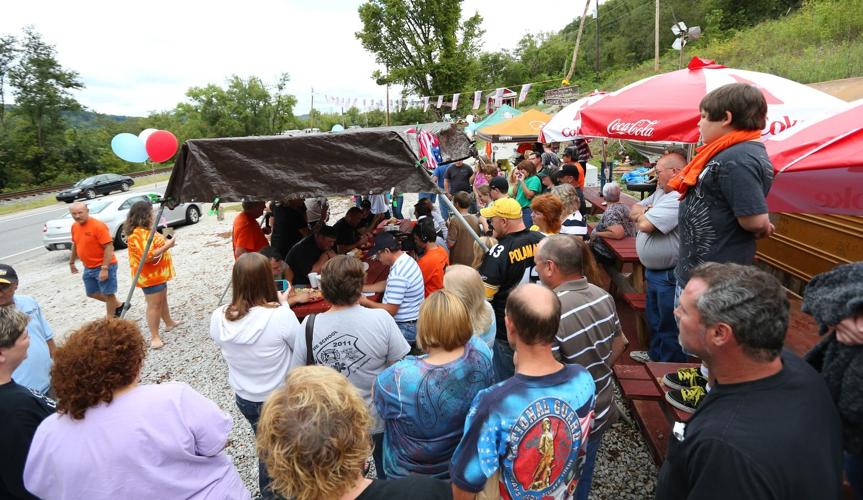 Contest winner chows down on Hillbilly Hotdog's legendary challenge ...