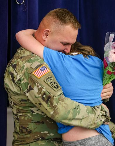Photos: Soldier surprises his family after deployment | Photo Galleries ...
