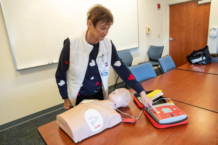 Step by step: How to use an automated external defibrillator (AED) in an emergency | Special ...
