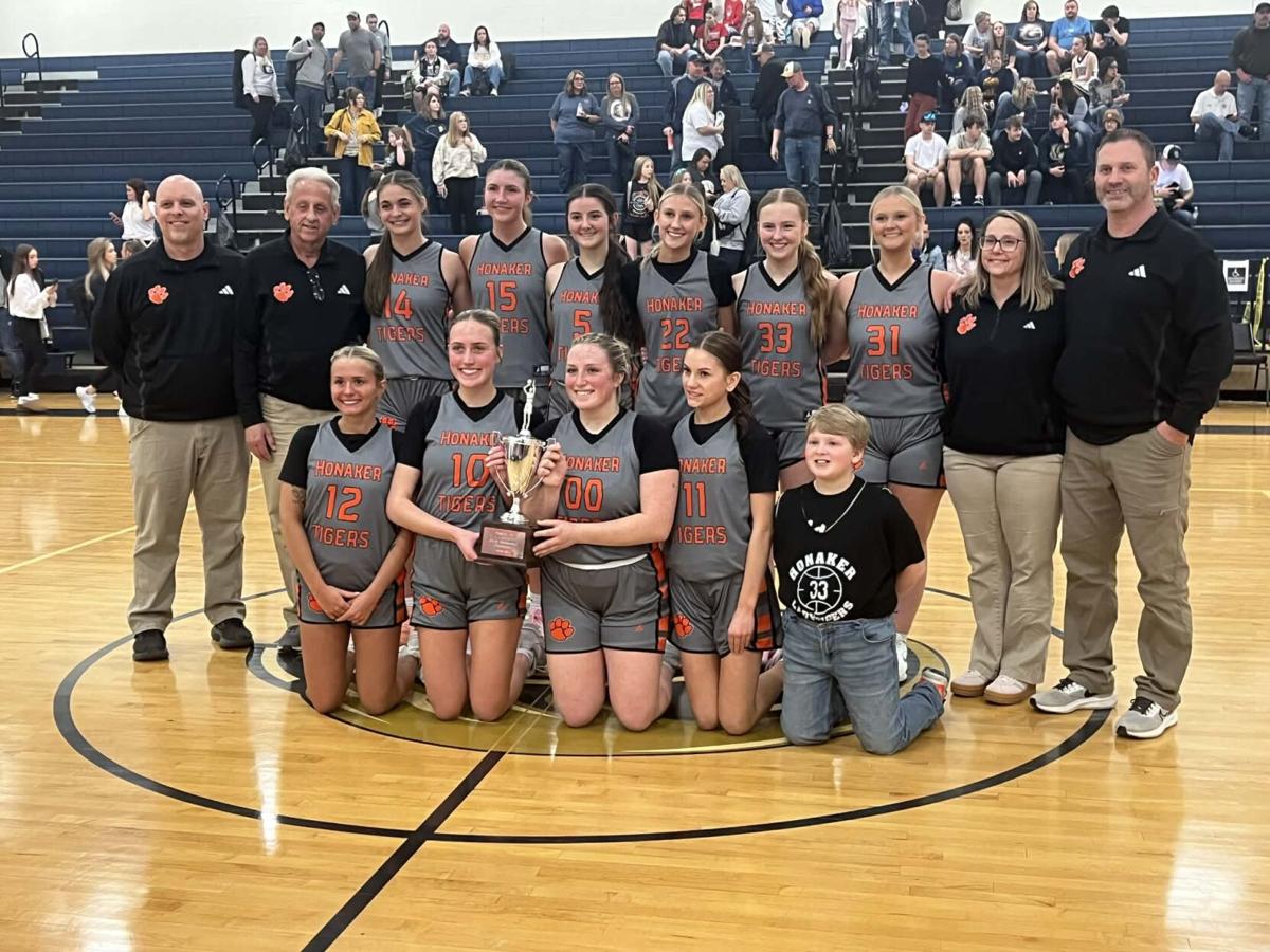 Misty Davis Miller gets 300th win. Honaker repeats as champs