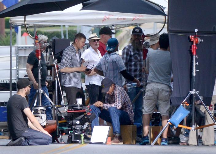 GEICO gecko returns as grand marshal of Bristol Christmas Parade