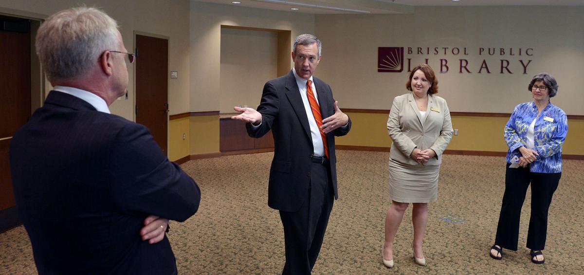 TN Secretary of State visits Library