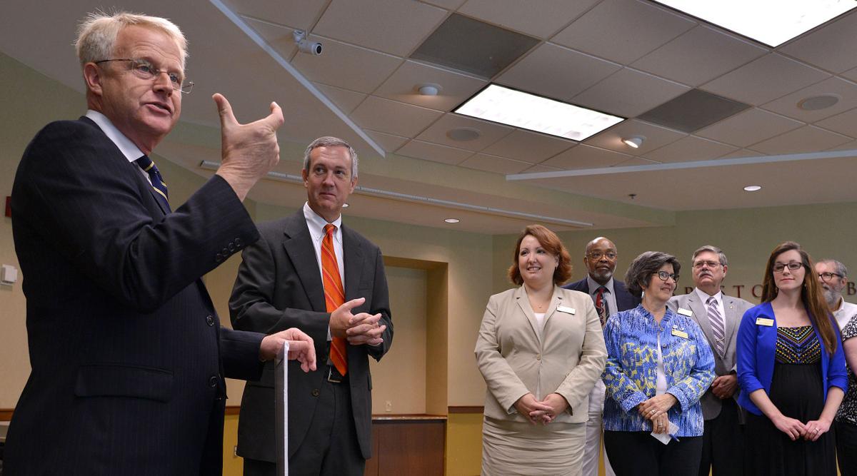 TN Secretary of State visits Library