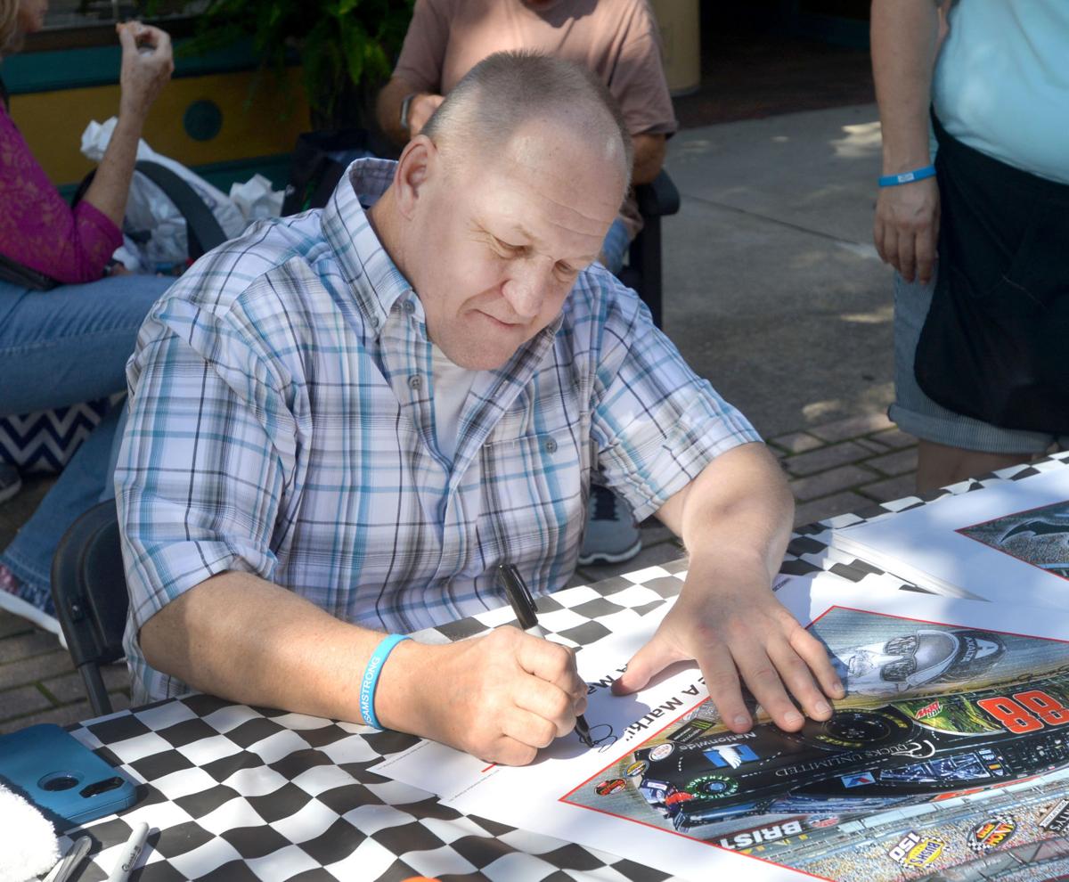 NASCAR artist Sam Bass drawing attention at BMS | Latest Headlines ...