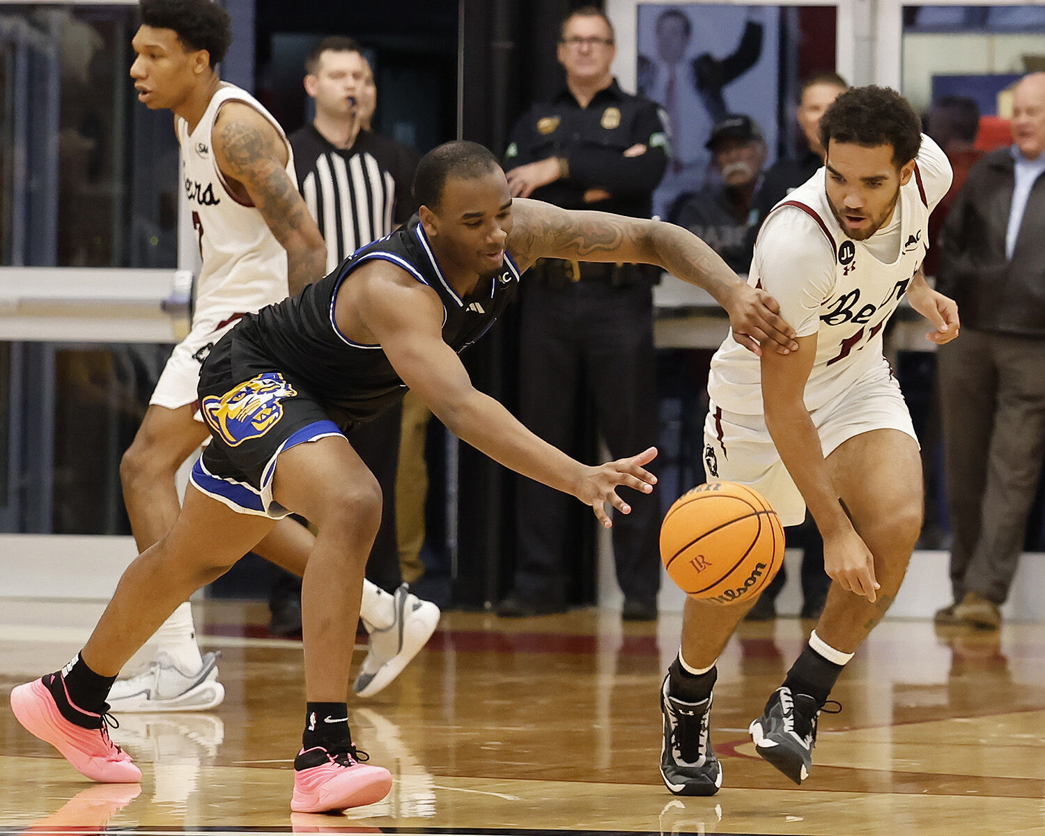 Lenoir-Rhyne basketball tops Mars Hill in Hickory, NC