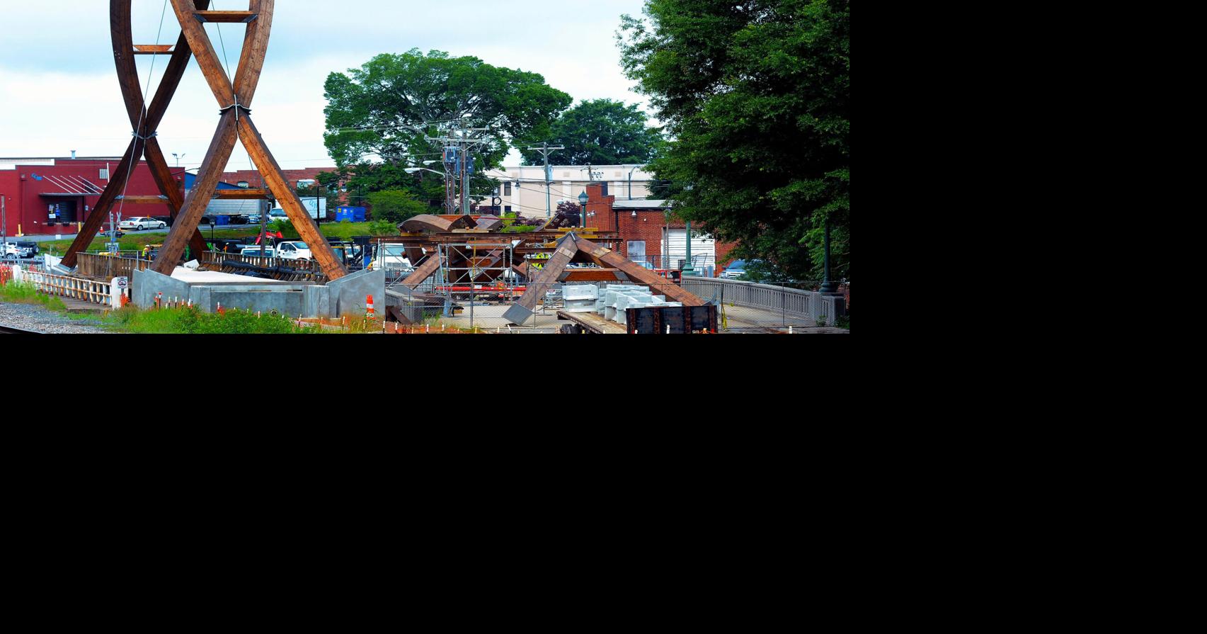 Documents: Hickory arch splintered when workers started lifting
