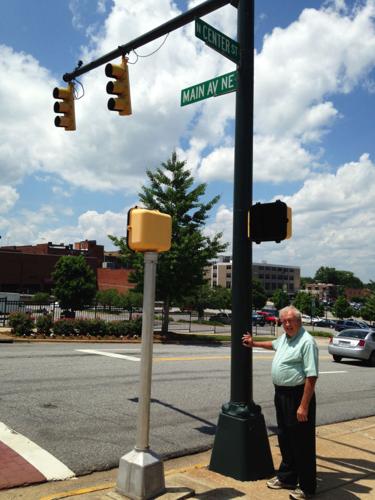 Hickory resident seeks green light for mast arms