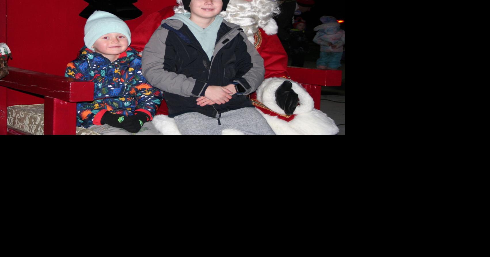 Santa lights the tree in DeForest village's center | Local | hngnews.com