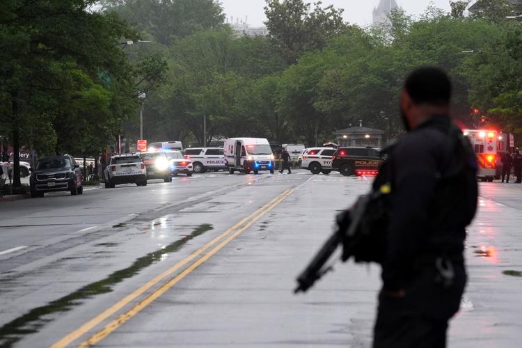 Suspect dead after opening fire near White House security checkpoint ...